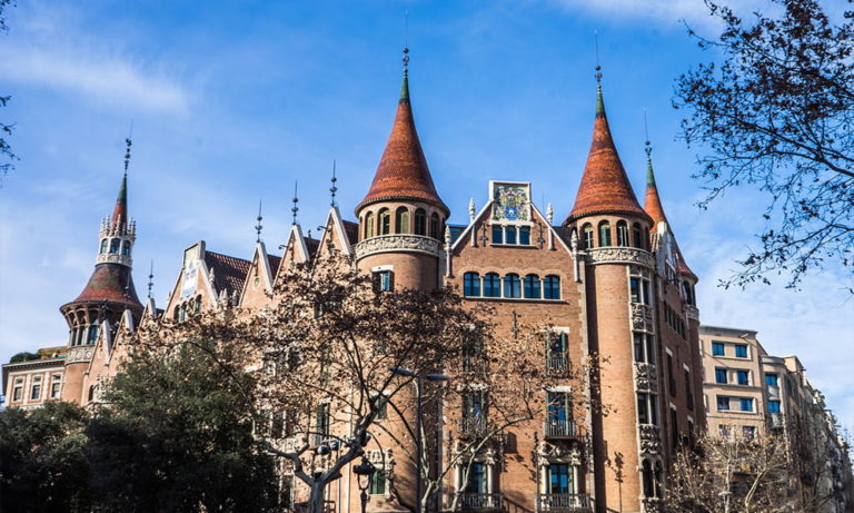 12 FAMOUS HISTORIC BUILDINGS IN BARCELONA | Lugaris